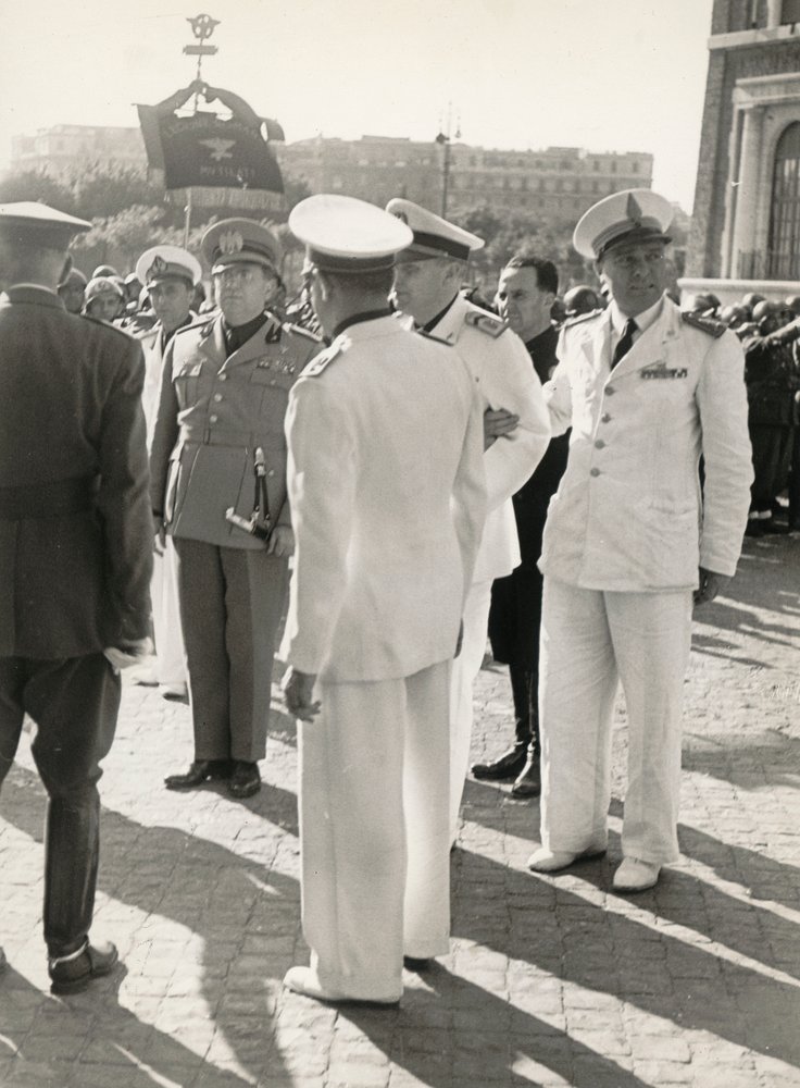 アルバム「MVSN-黒皮族」。カルロ・デルクロワの終戦とMVSNの "Corporal of Honour "の白いユニフォームの金メダル ...