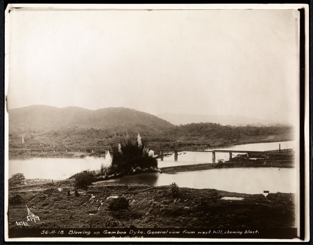 1913年にパナマ運河の建設中にガンボア堤防を爆破した爆発の様子（銀ゼラチンプリント）