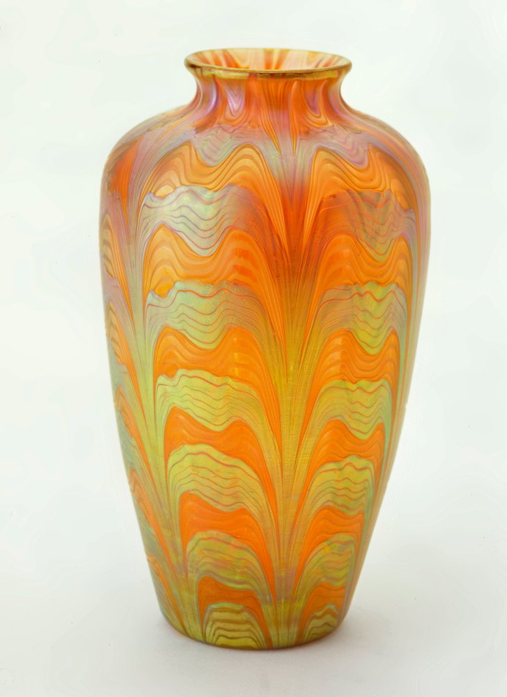 エナメル装飾が施された不透明な花瓶（ガラス）