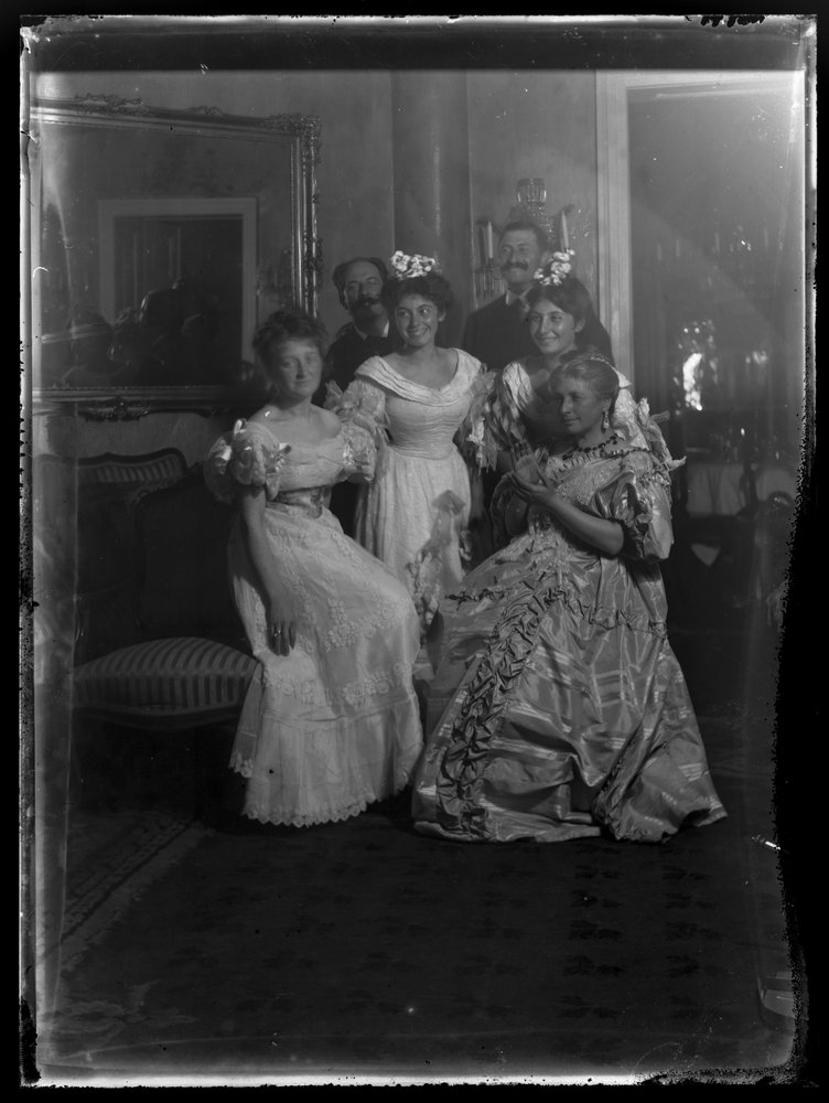 女性のスーツを着た人々