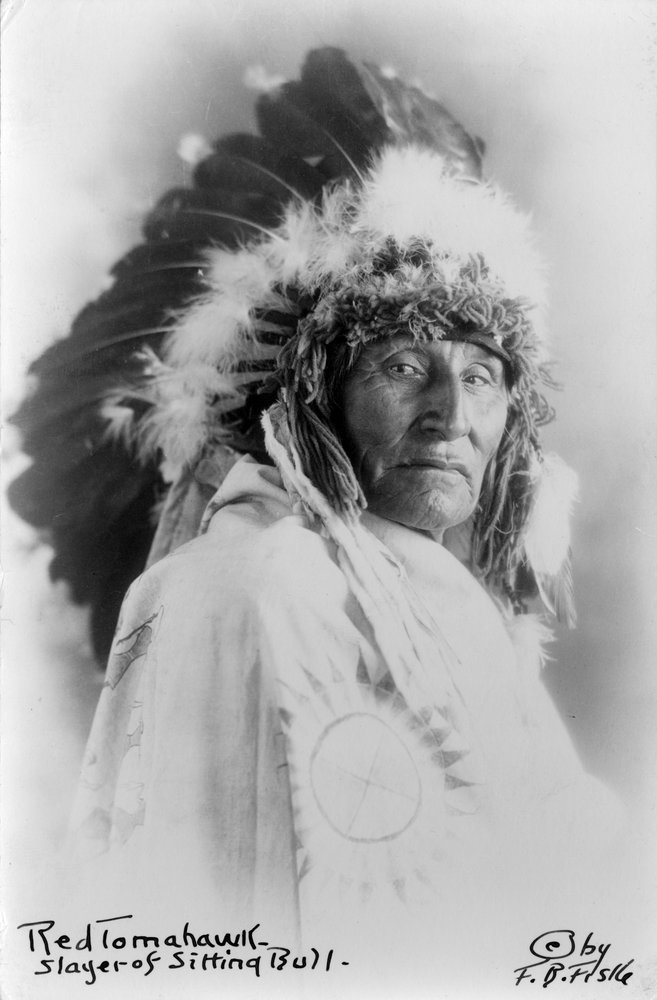 Red Tomahawk, matador de Sitting Bull, c.1890-1910 (foto em preto e branco)