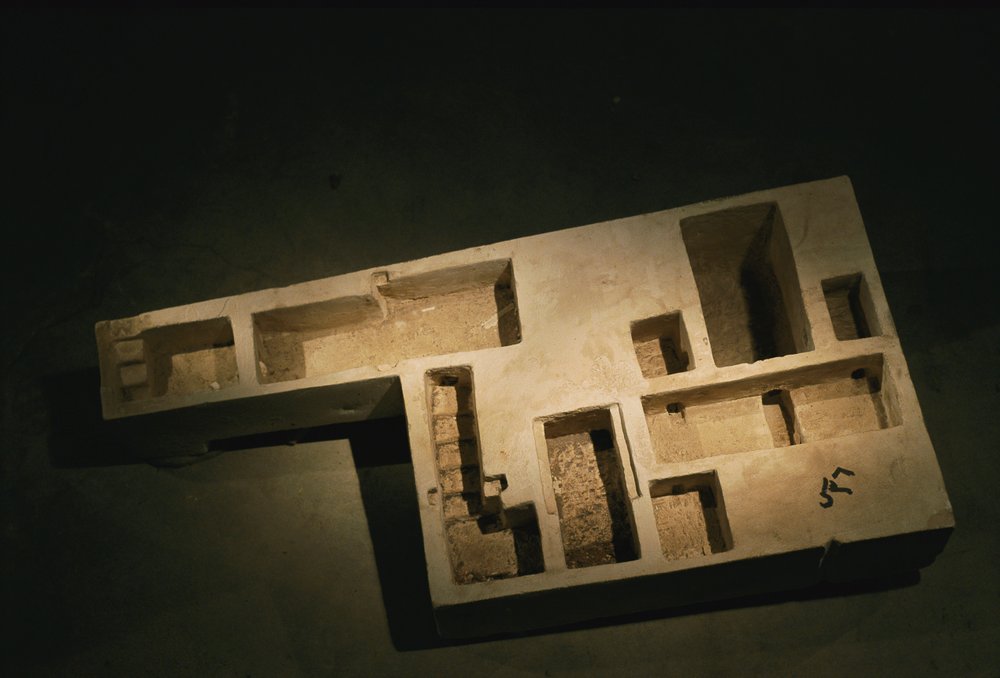 王墓の石灰岩模型、中王国、2002年（写真）