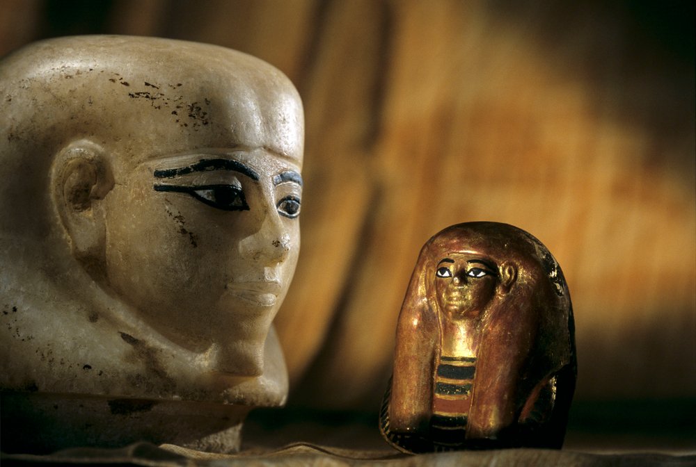 内臓のためのマスクとツヤのためのカノポス栓；KV 46；王家の谷；...の治世 2009年（写真）