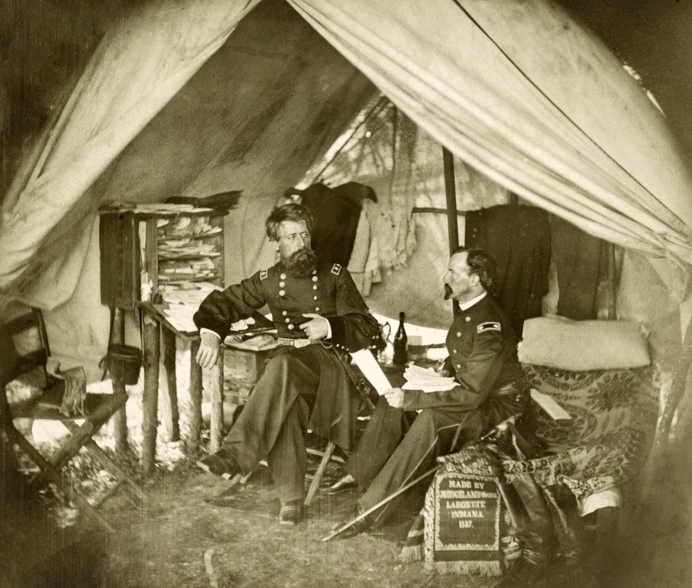 ジェファーソン・C・デイビス将軍とテントに座る将校（1861年頃）（写真