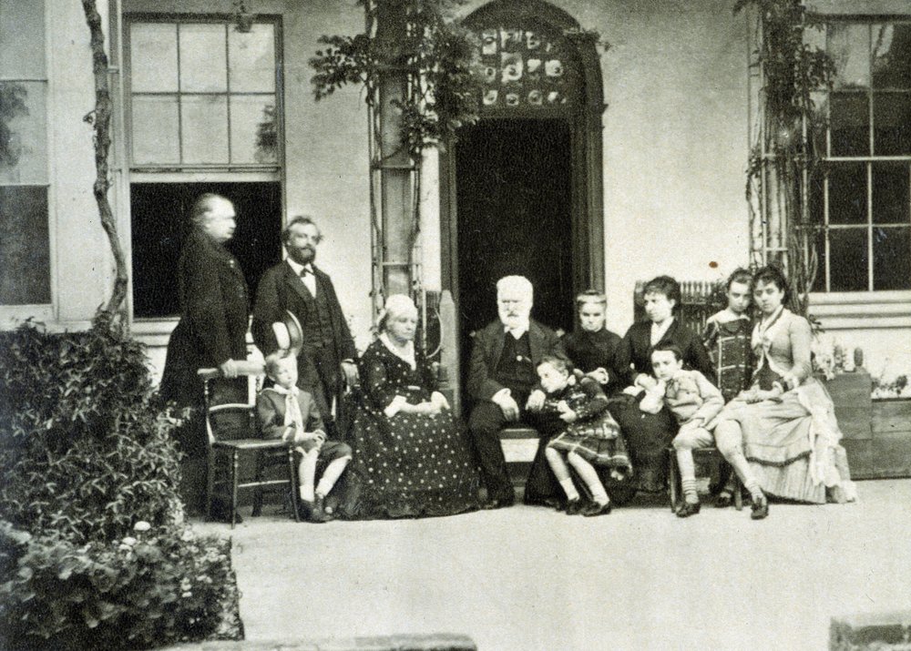 1866年、ガーンジー島に亡命したヴィクトル・ユーゴーの肖像。右手にはジュリエット・ドゥルエがいる。