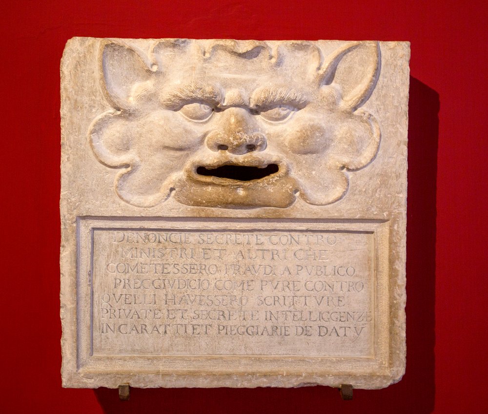 真実の口（ボッカ・ディ・レオーネ）」（マーブル