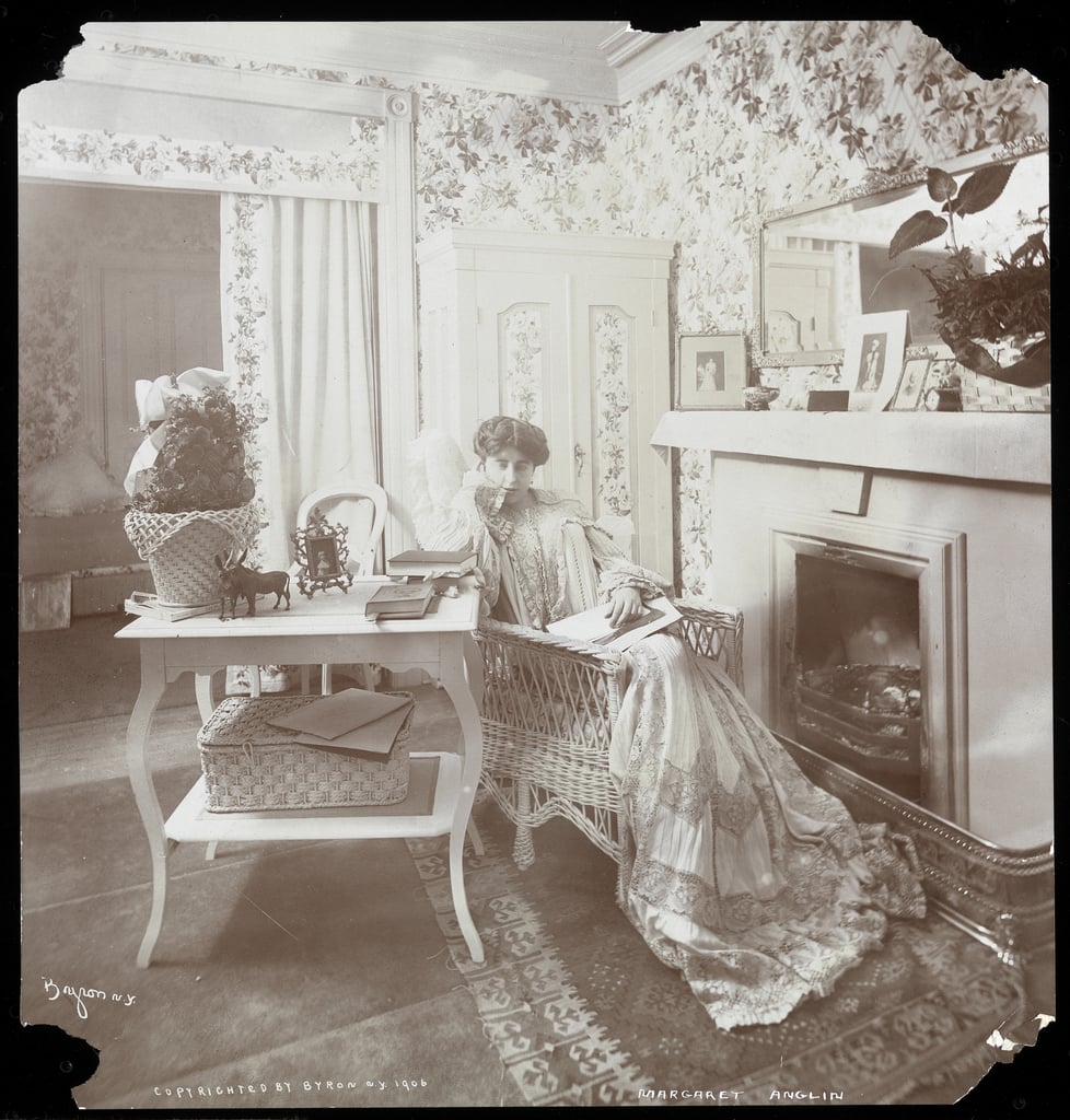 マーガレット・アングリンリーディングの肖像、1906年（銀ゼラチンプリント）