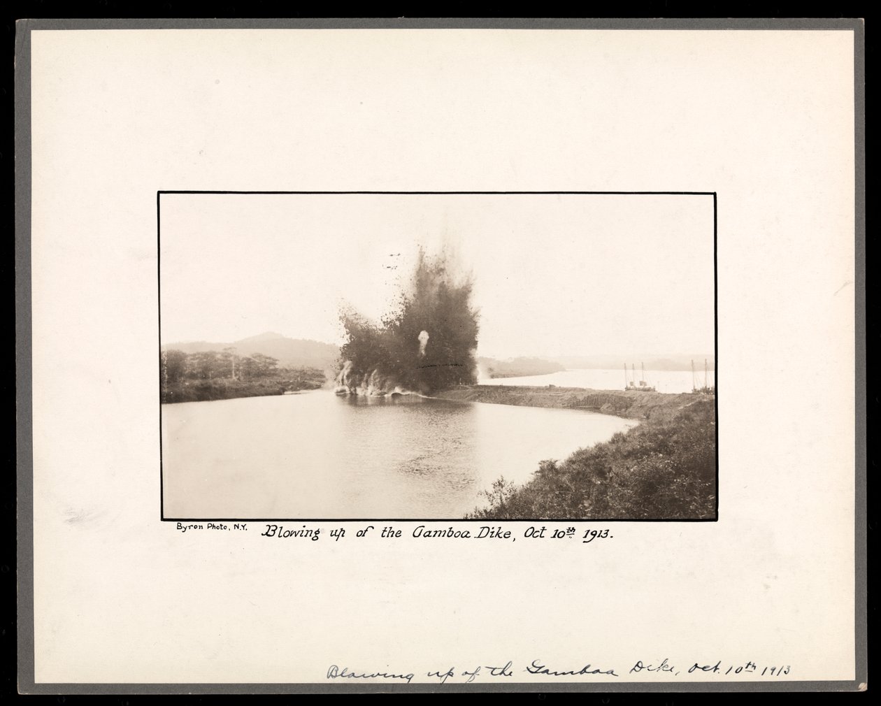 1913年10月10日、パナマ運河の建設中のガンボア堤防の爆破時の爆発の様子（銀ゼラチンプリント）