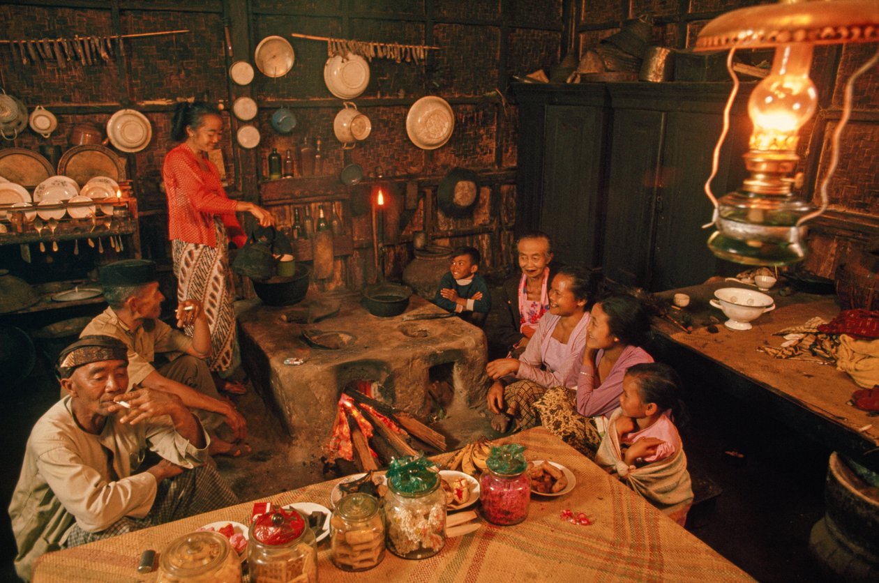 夕食前に家族で座る。インドネシア、ジャワ島のテングレセ。