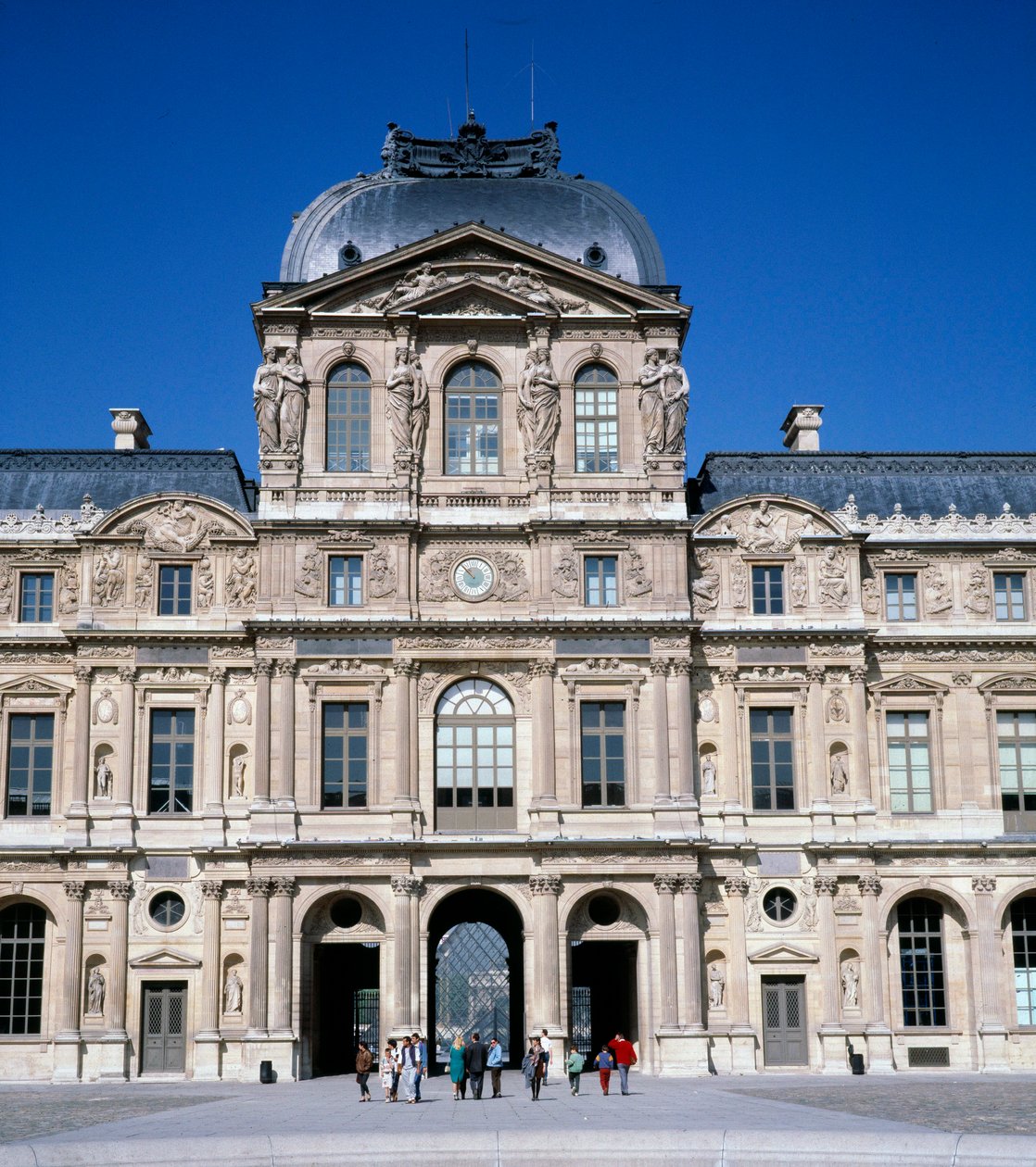 建築：ルーヴル美術館の正方形の中庭の様子。実現したのはピエール・レスコー（1515-1578）。