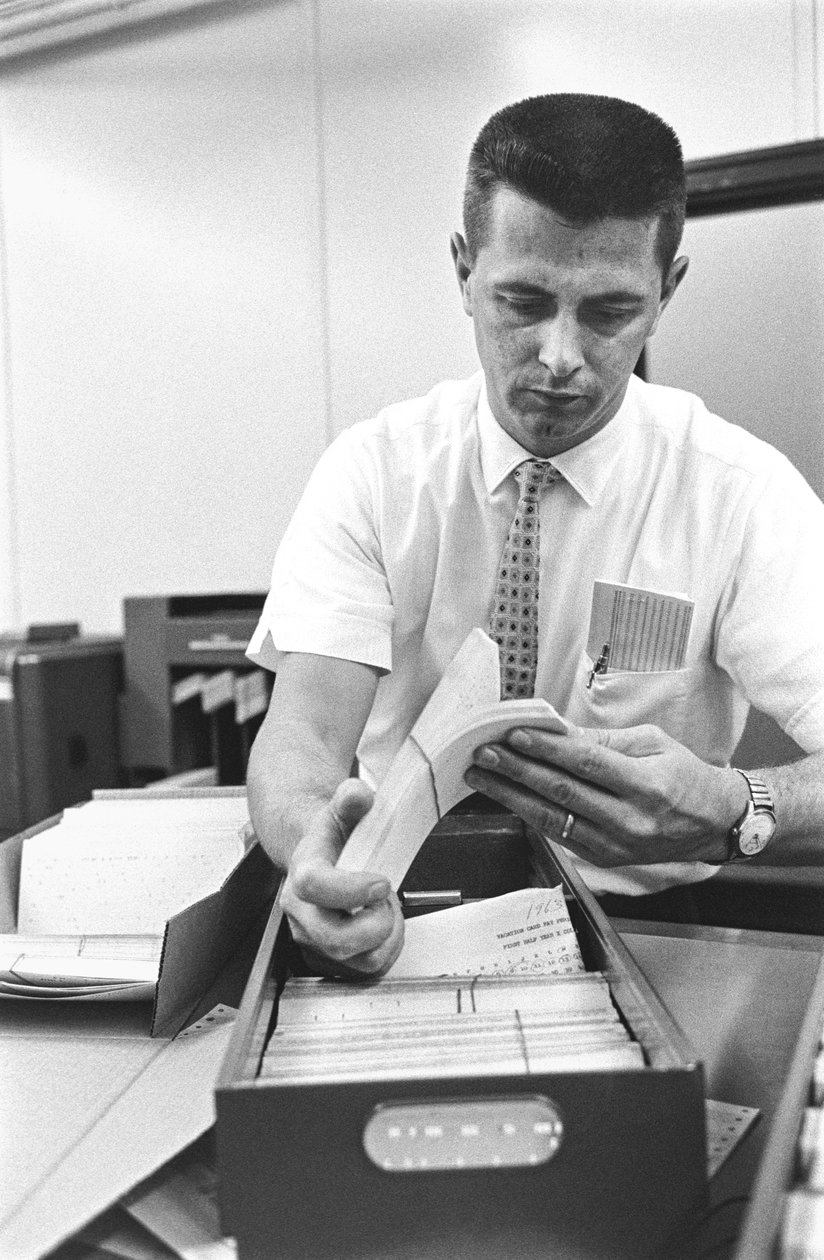 パンチを使ったIBM初期のデジタル・コンピューターで作業するコンピューター・オペレーターのドン・マーレイ...