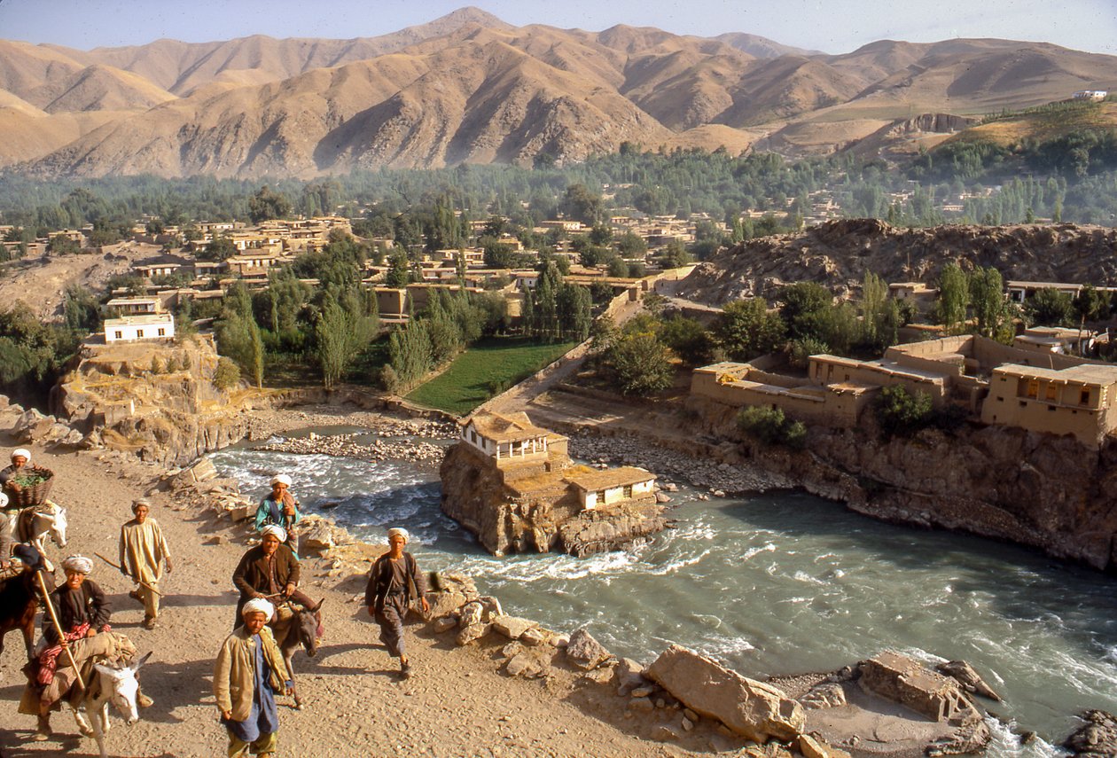 アフガニスタンの州都ファイザバードの渓谷を流れるコクチャ川沿いの部族。