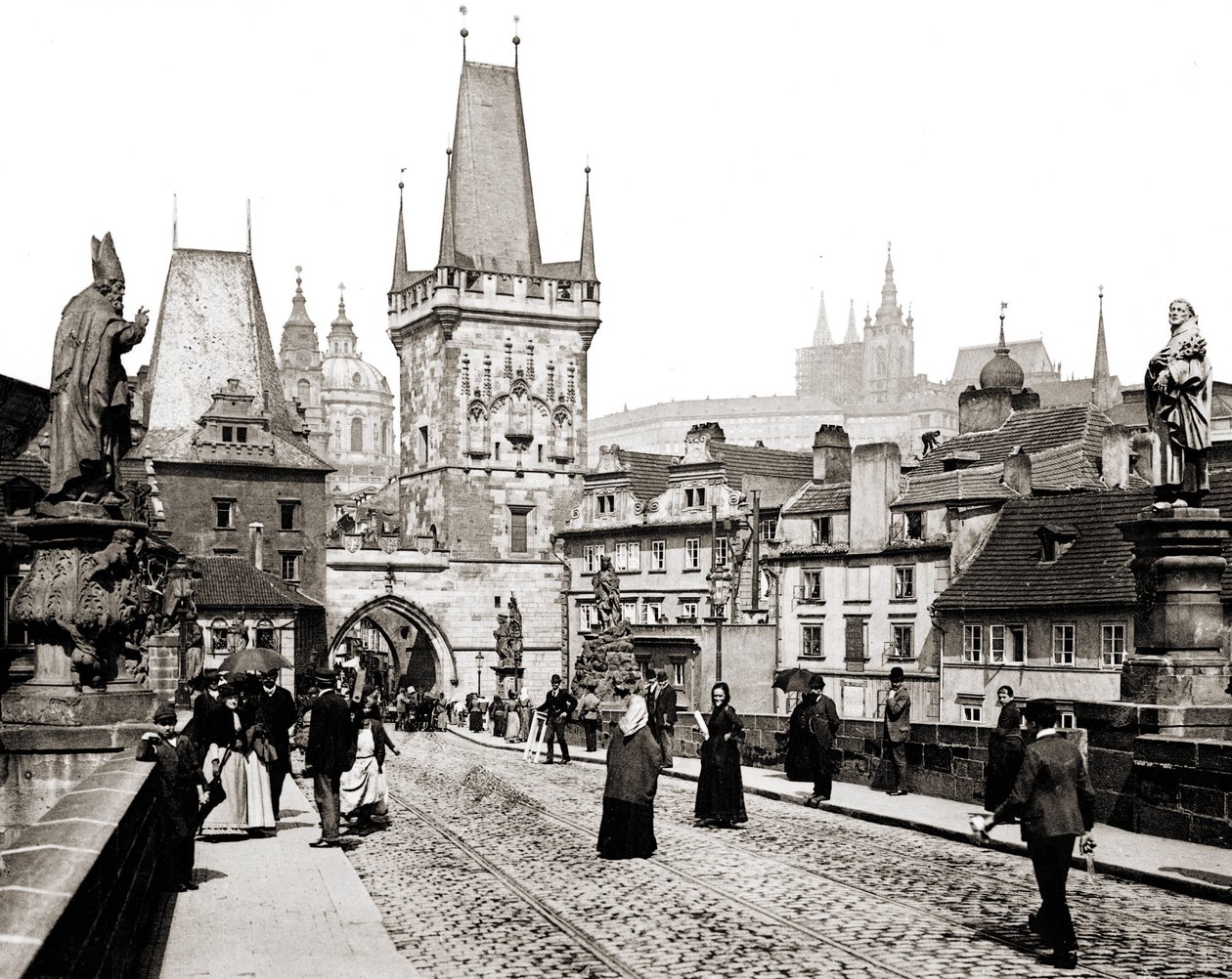 プラハ。カレル橋と旧市街の塔。1890年頃。